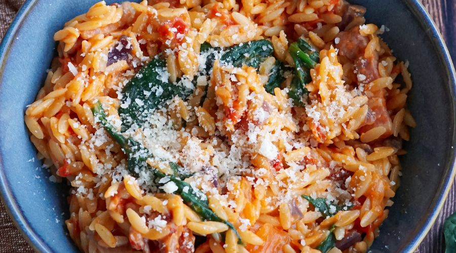 Orzo crémeux à la tomate, lardons et épinards – A table Estelle
